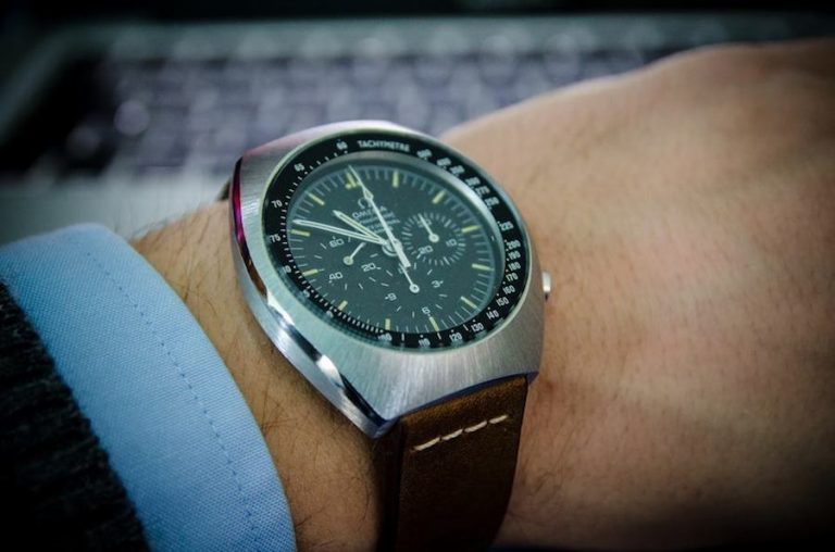 Omega Speedmaster Mark II Chronograph Co-Axial - Hands-on with live ...