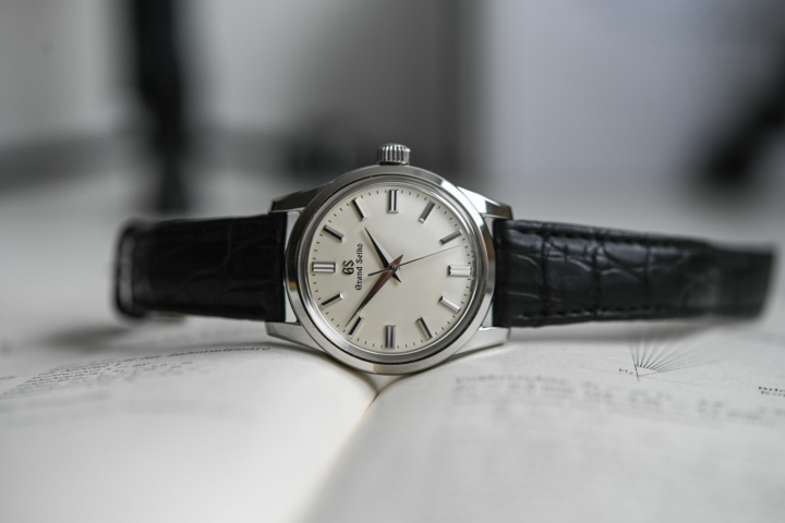 The Battle of Elegant Time-Only Watches Part 2 - Grand Seiko SBGW231 ...