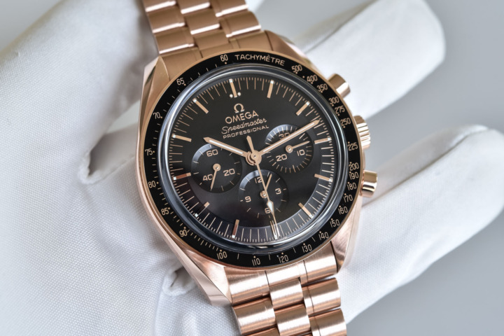 2021 Omega Speedmaster Moonwatch Professional Sedna Gold Hands-On