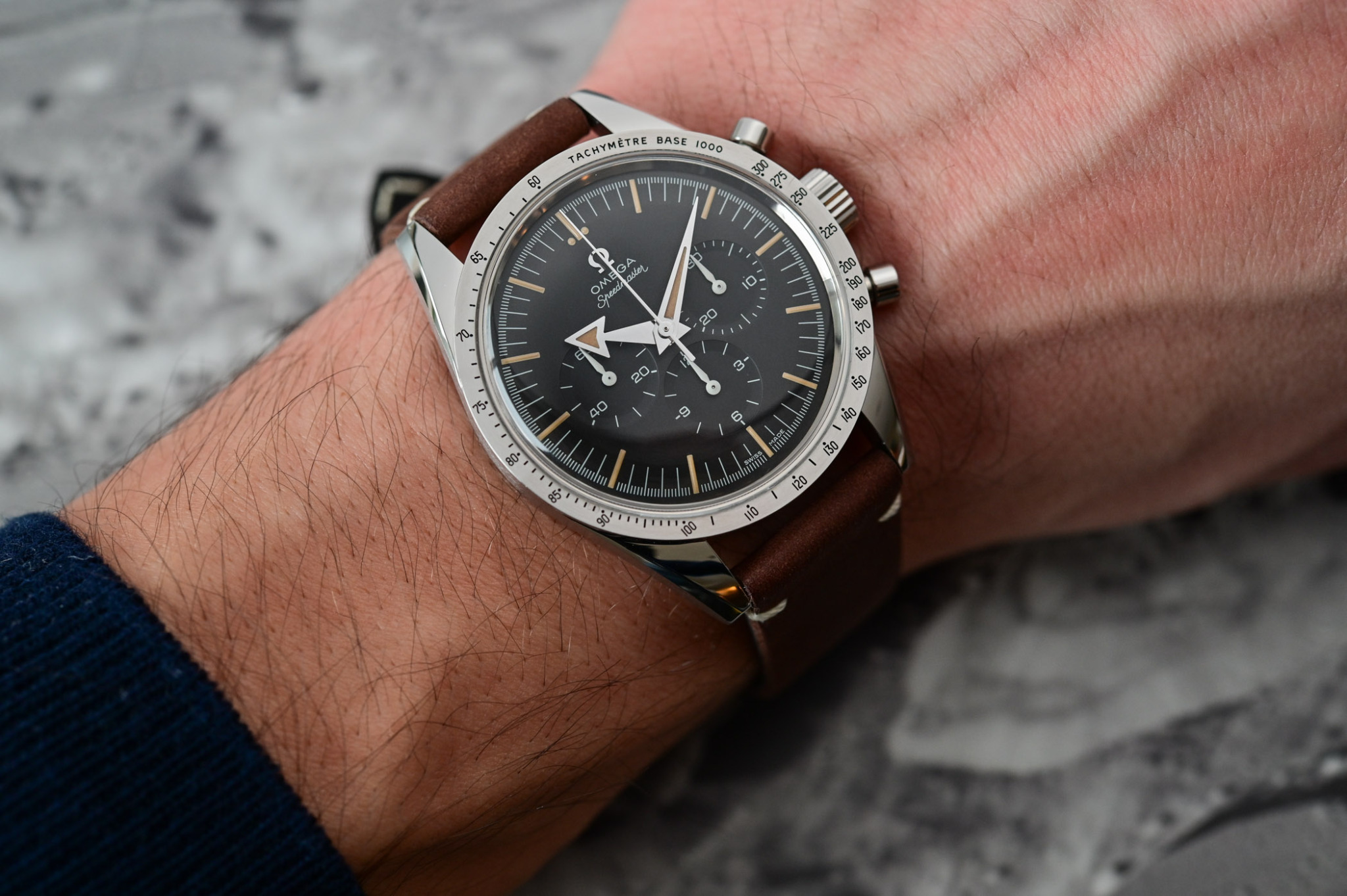 Comparative Review Speedmaster Moonwatch vs 60th Anniversary