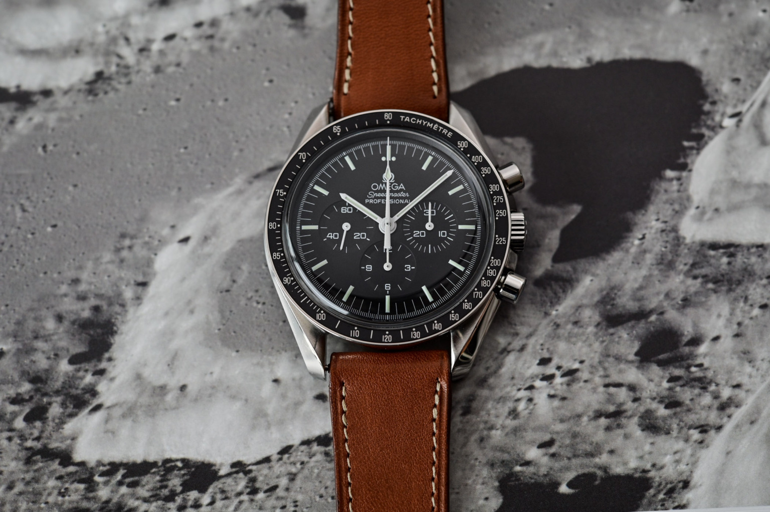 Comparative Review Speedmaster Moonwatch vs 60th Anniversary