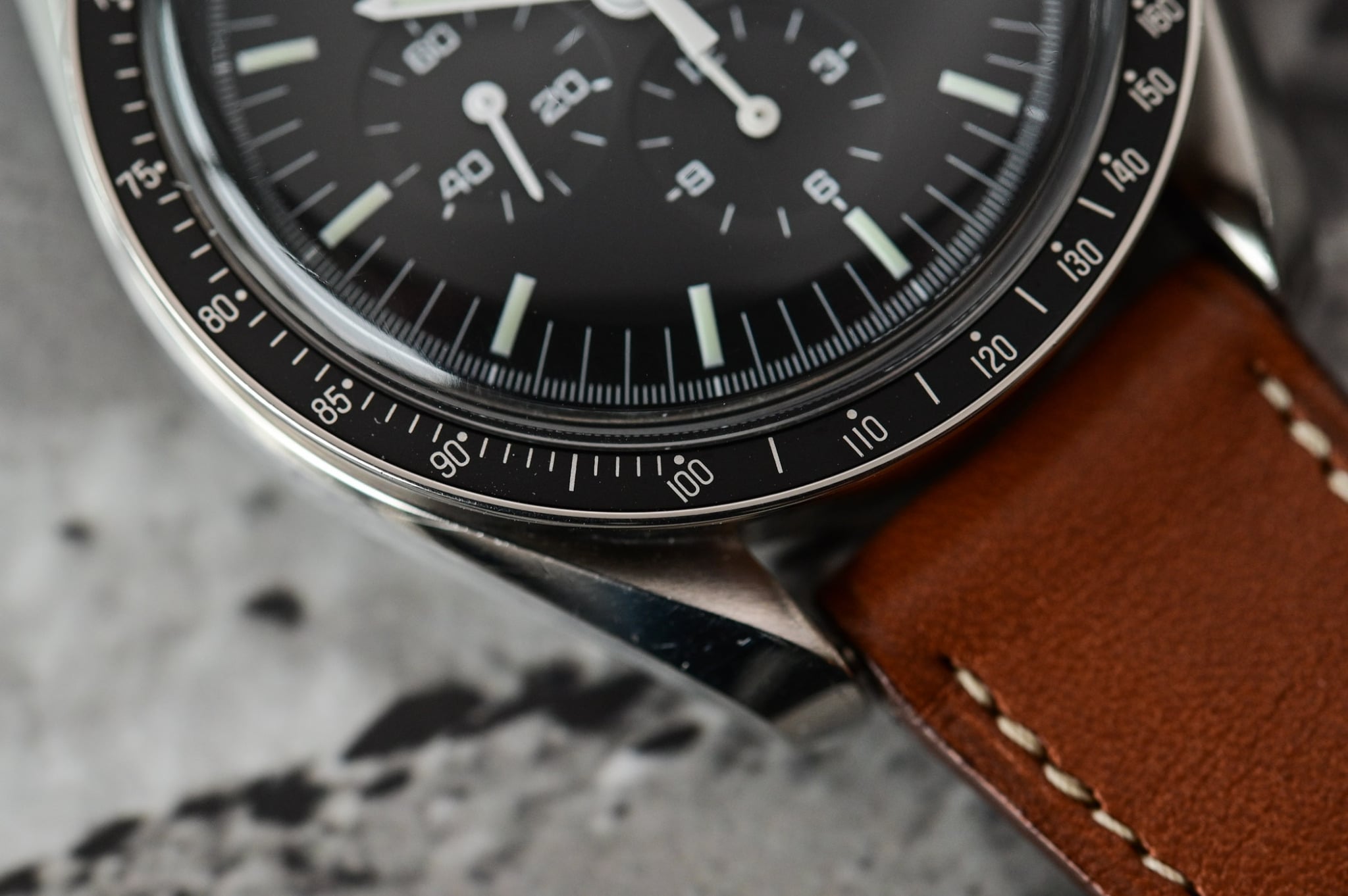 Comparative Review Speedmaster Moonwatch vs 60th Anniversary