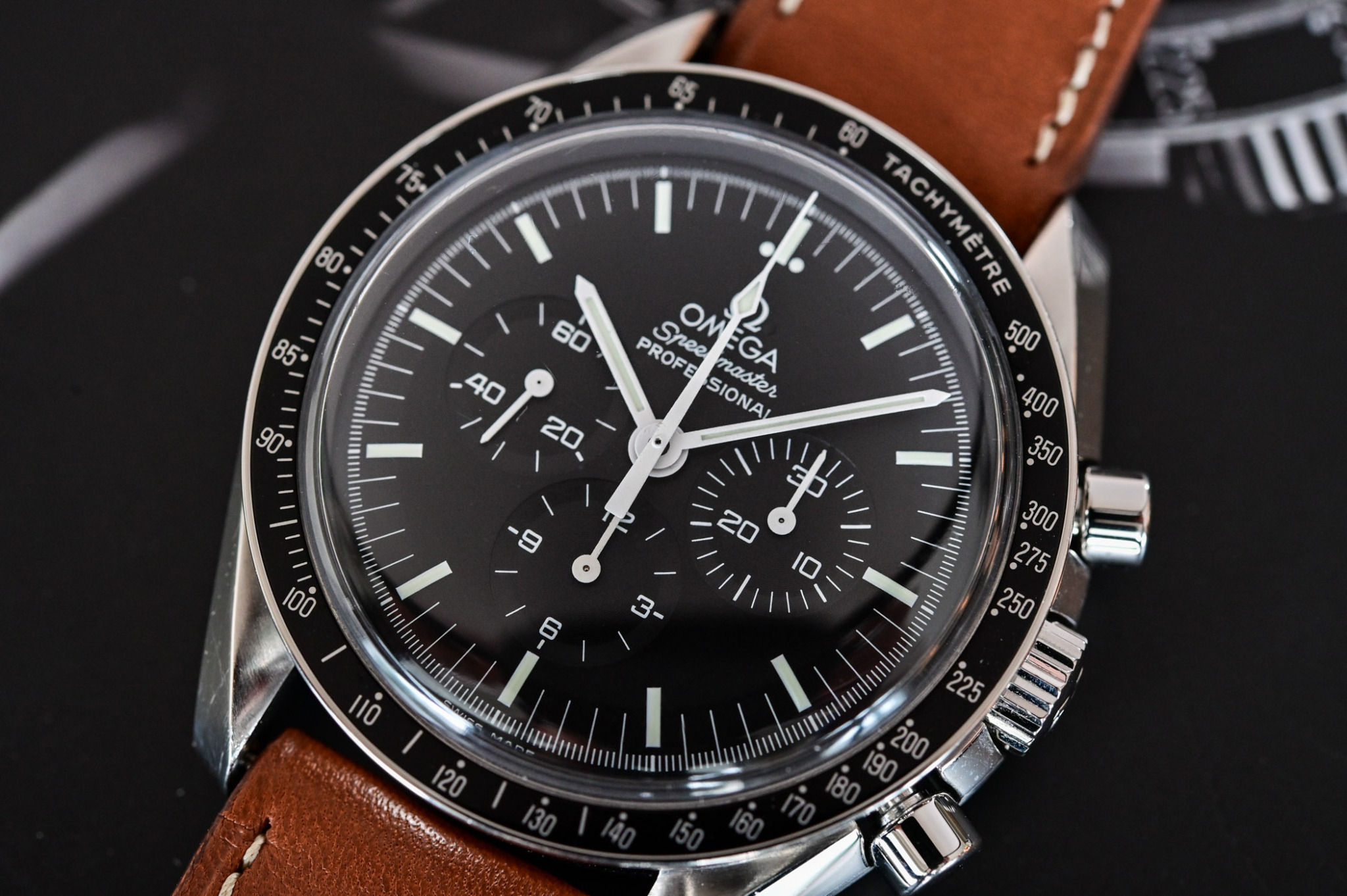 Comparative Review Speedmaster Moonwatch vs 60th Anniversary