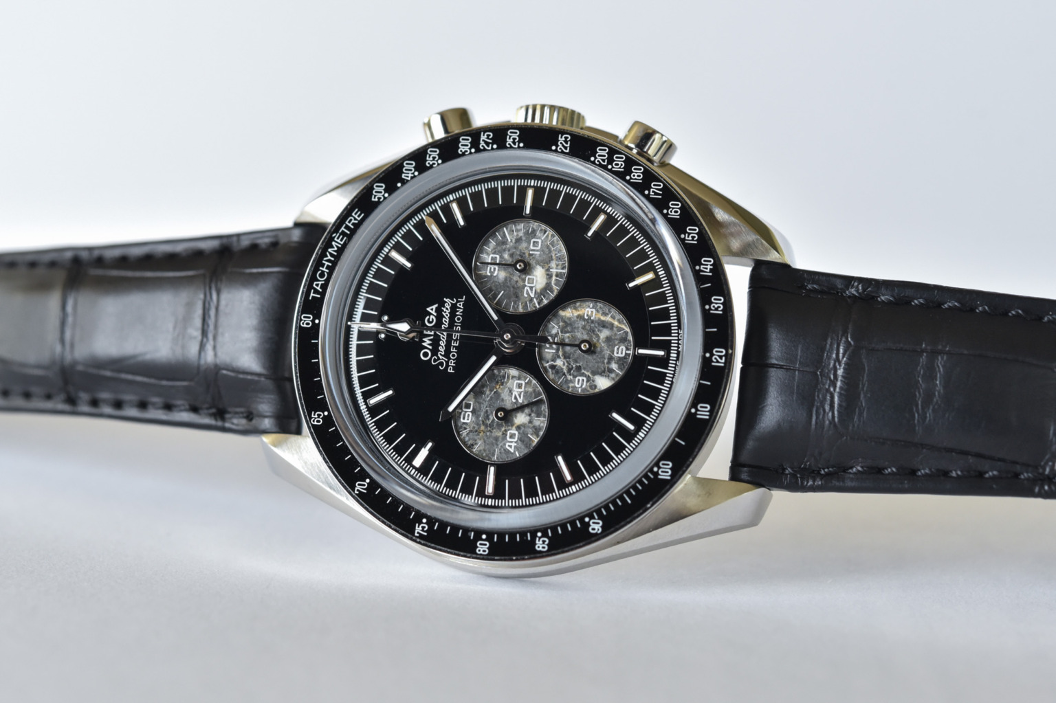 Hands-On - The Omega Speedmaster Moonwatch 321 Platinum (Price)
