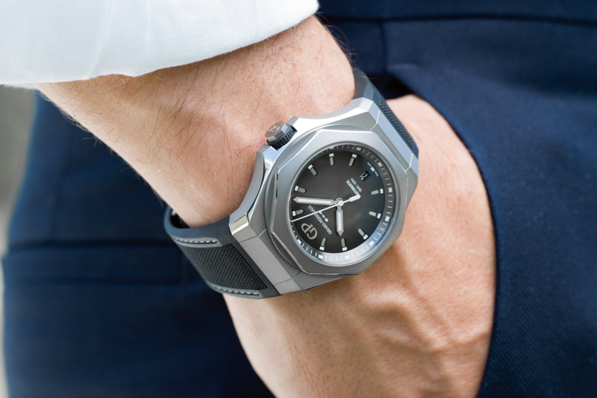 Girard-Perregaux Laureato Absolute Ti 230 - Monochrome Watches
