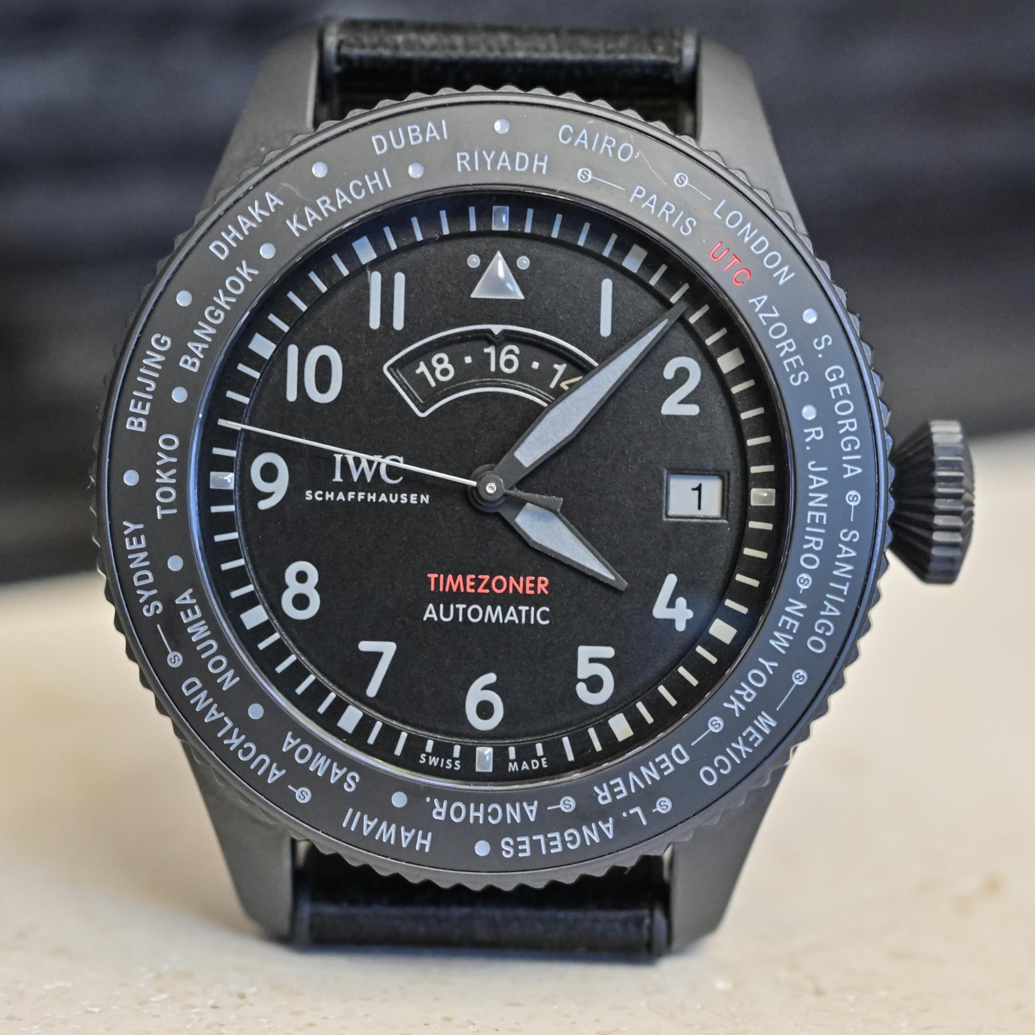 Hands-on IWC Pilot's Watch Timezoner TOP GUN Ceratanium IW395505