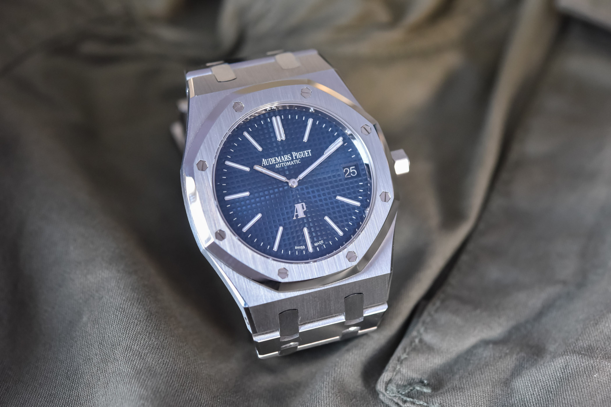Audemars Piguet Royal Oak Jumbo Extra-Thin 16202ST - Review, Video