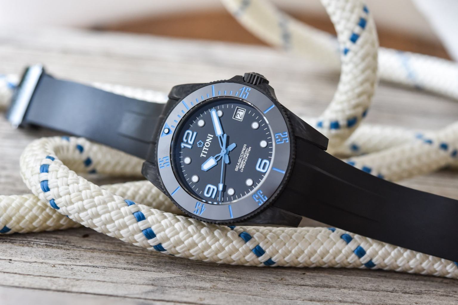 Hands-On - Titoni Seascoper 600 CarboTech COSC In-House T10