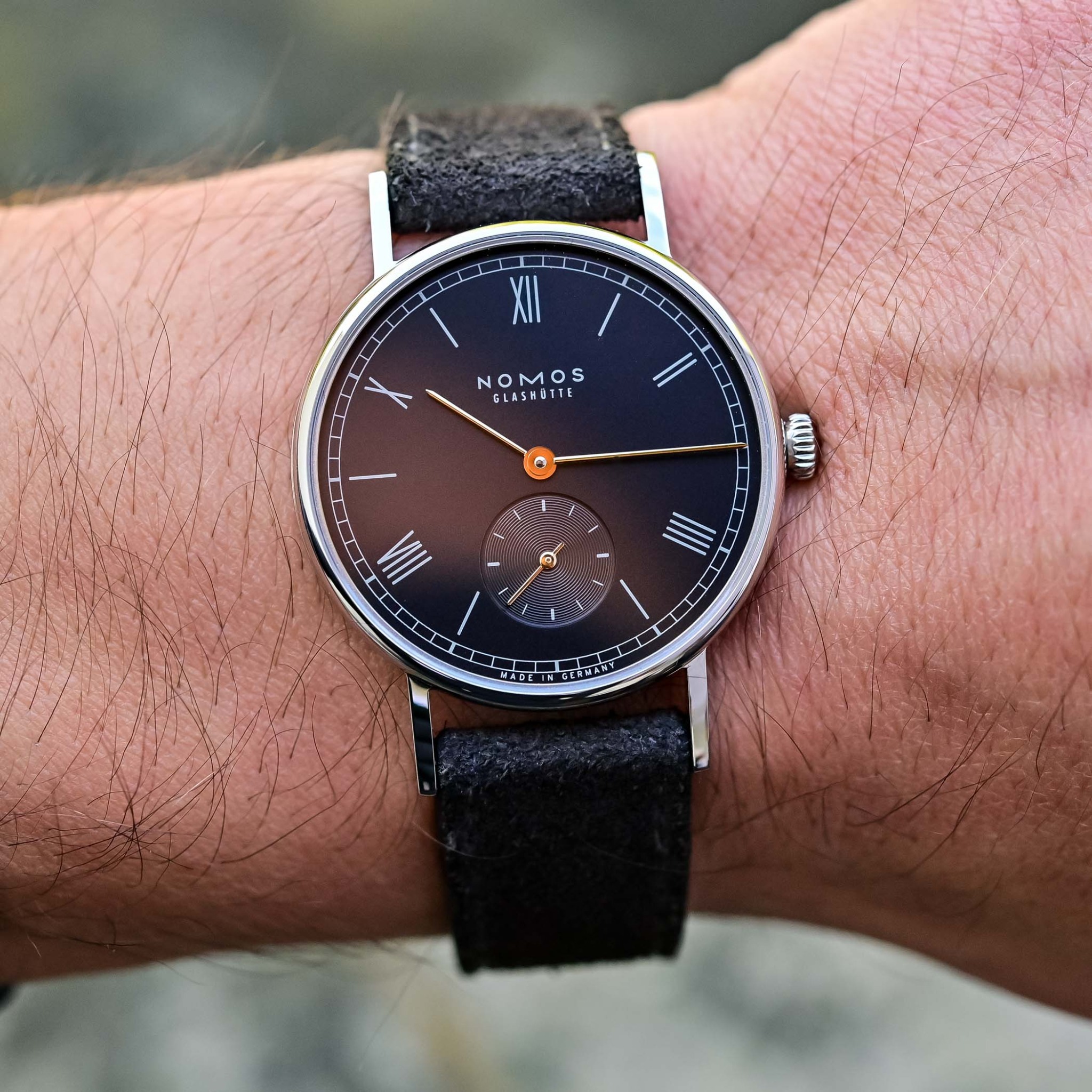 Hands-on - The Compact and Elegant Nomos Ludwig 33 noir