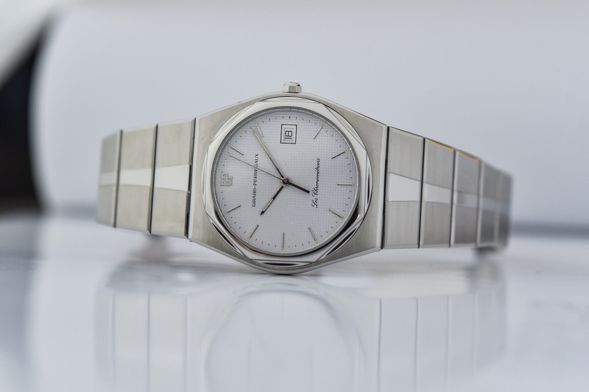 Hands-On - Girard-Perregaux Laureato 42mm Pink Gold & Onyx