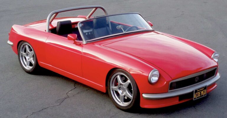 Petrolhead Corner - 6-wheel Mini Moke, Hot Wheels Twin Mill & A Wide MGB