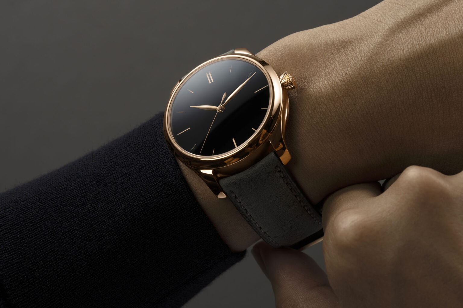 Introducing H. Moser & Cie. Endeavour Tourbillon Concept and Centre Seconds Vantablack/Red Gold