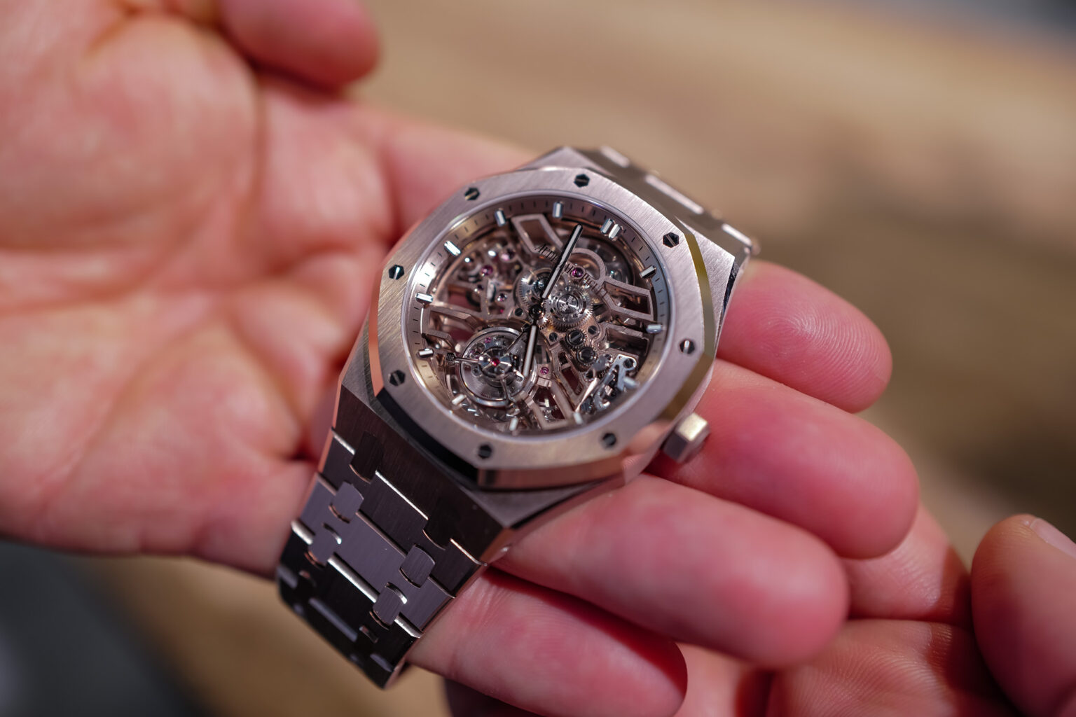 First Look: The new Sand Gold Alloy of the AP Royal Oak Flying ...