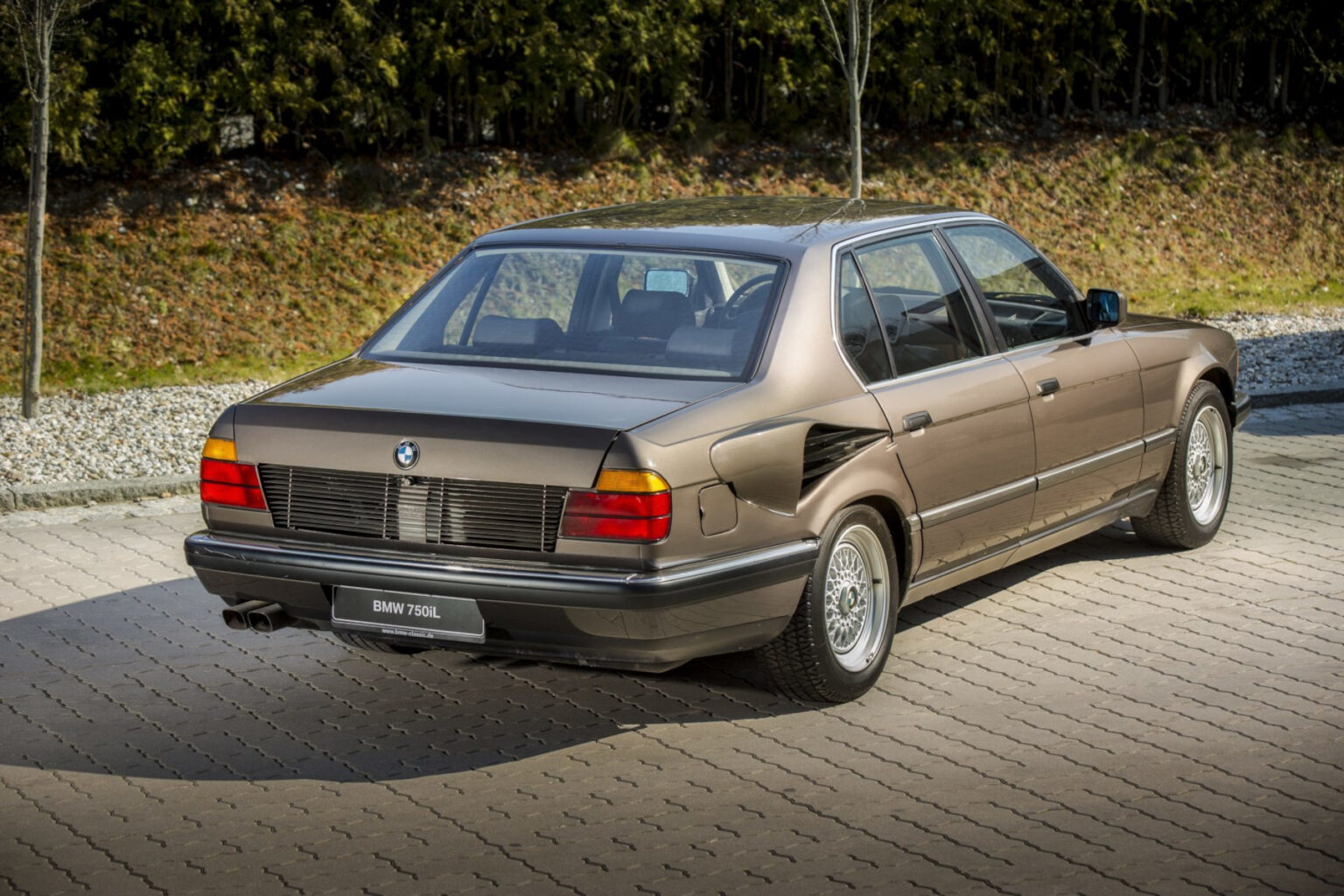 Nicknamed Goldfisch, BMW Once Built A V16 Powered 7-Series Supersaloon