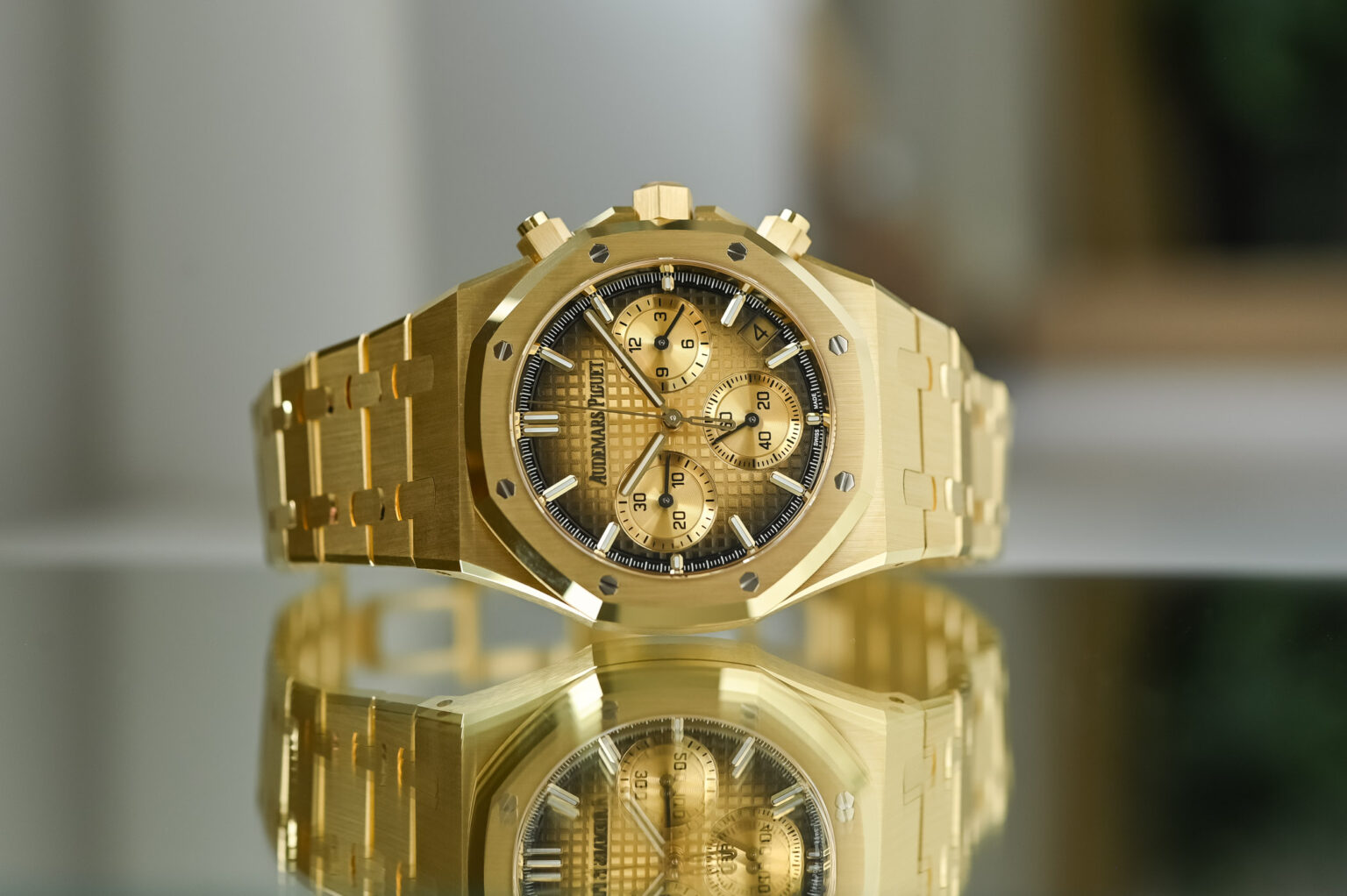 Hands-On: The AP Royal Oak Chronograph 41mm Yellow Gold 26240BA is a ...